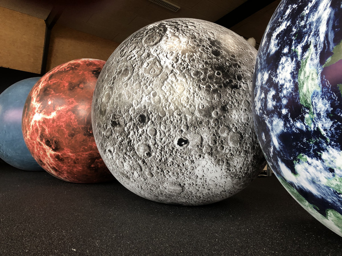 Inflatable planets for your oversized space theme - Ibsens Fabrikker
